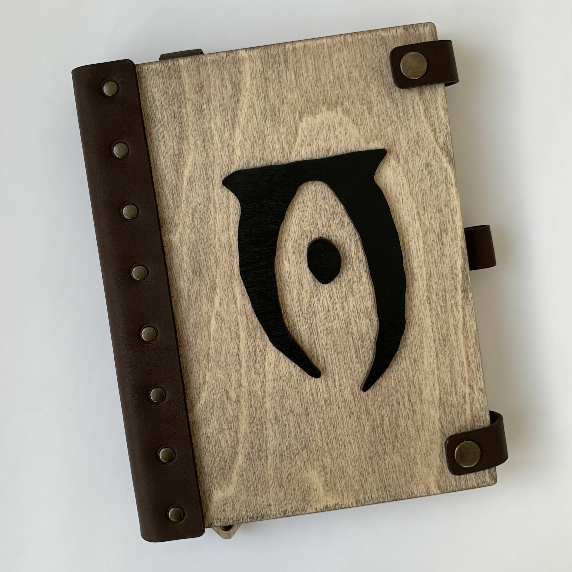 Блокнот Обливион А5 в твердой деревянной обложке, с корешком, закладкой и держателем для ручки из натуральной кожи (подарок фанату TES Oblivion), 160 л. в клетку