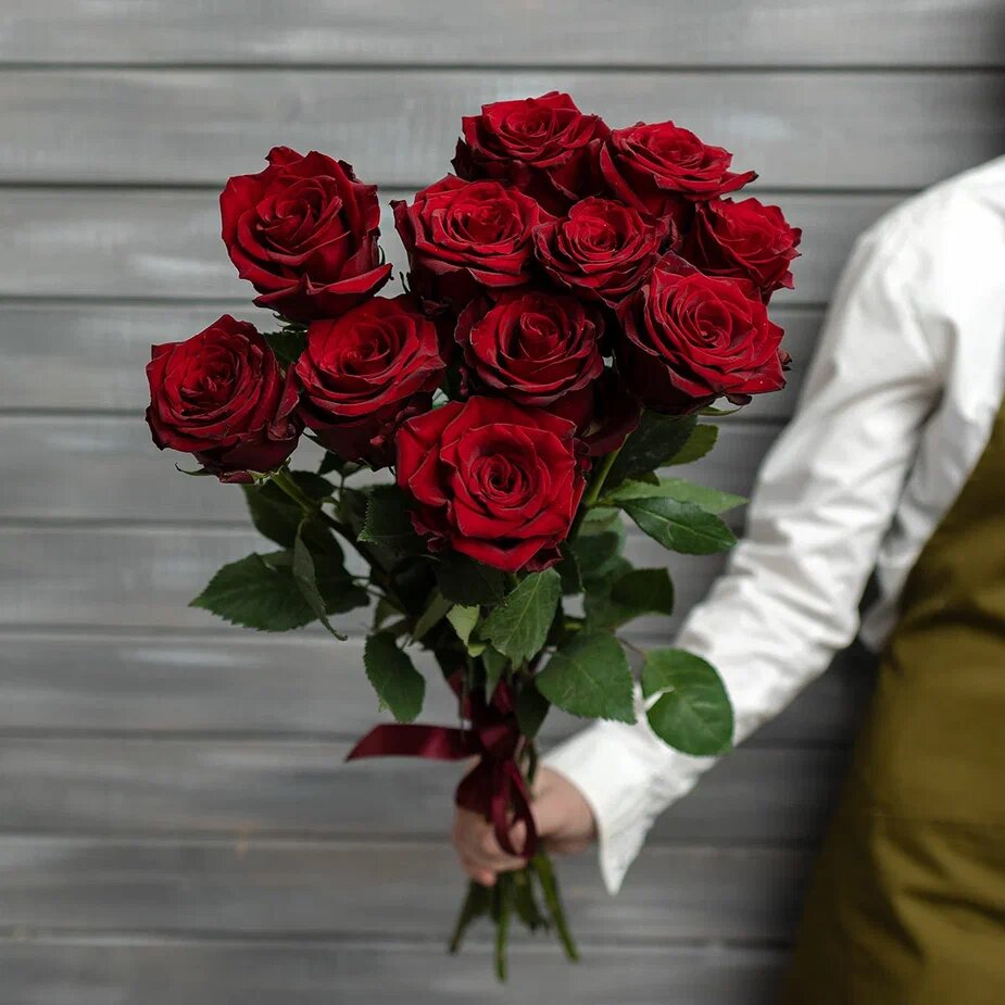 Букет живых цветов из 11 красных роз с лентой, Эквадор, 60 см