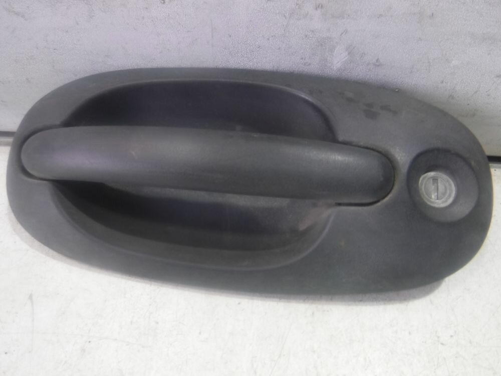 Ручка двери передней наружная левая Dodge Caravan III (1995—2000) SR6713GR