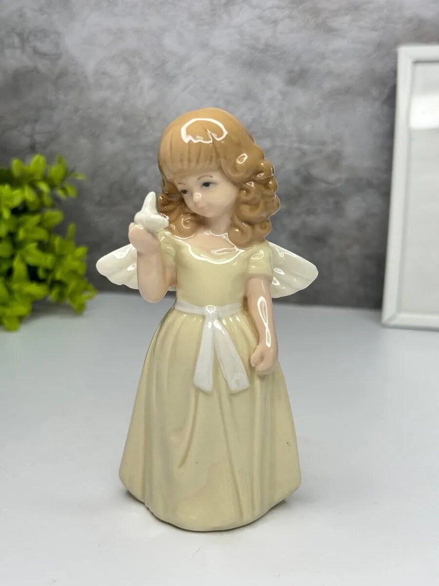 Фарфоровая декоративная фигурка Девушка - ангелочек с голубем, 12 см