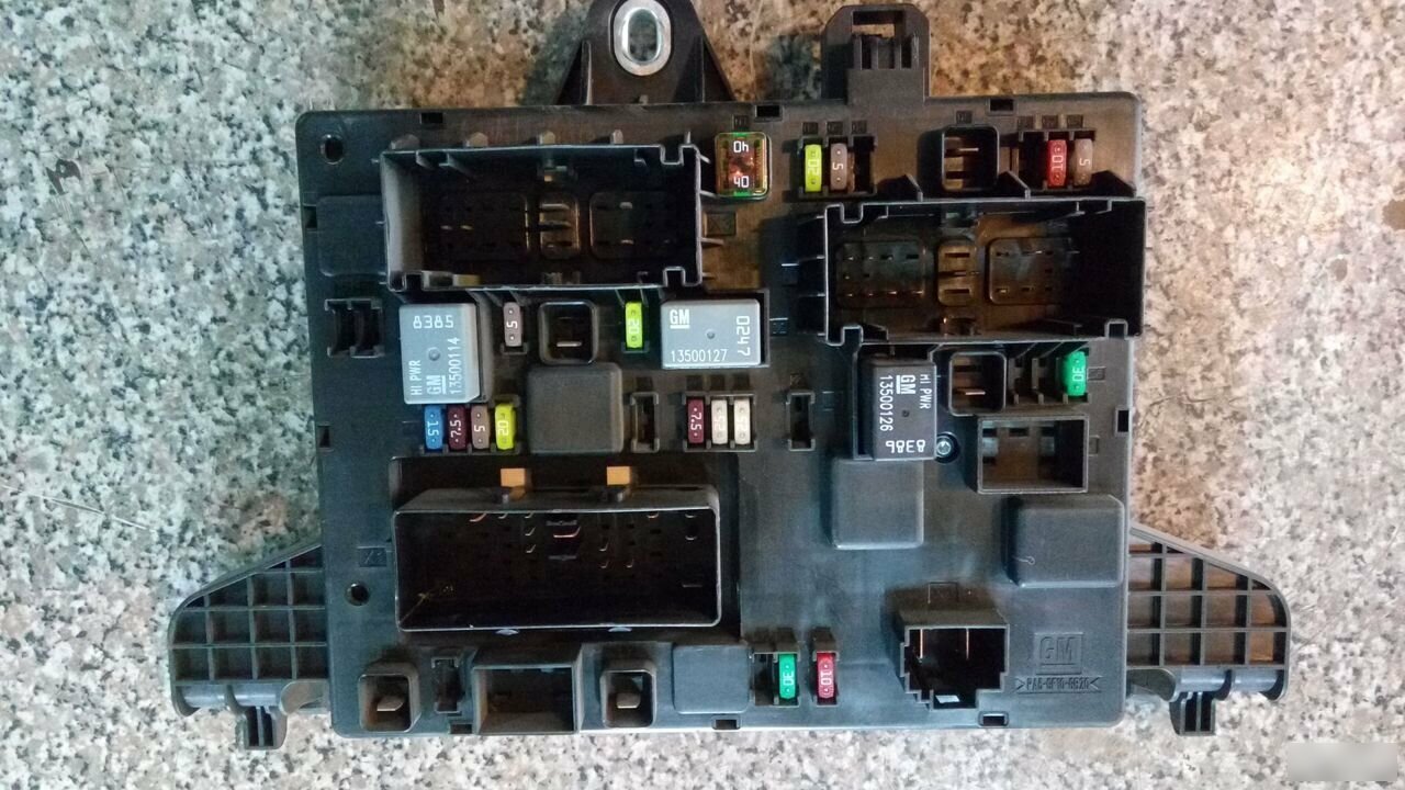 Блок предохранителей Опель Астра Джей Astra J 13302301