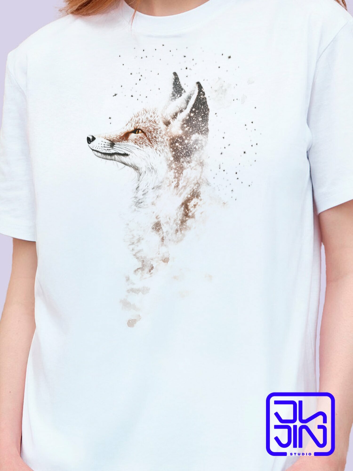 Футболка классическая женская с авторским принтом Белая минималистичная акварельная лиса с рыжим мехом и космическими звездами, белый хлопковый трикотаж с прикольным рисунком на груди