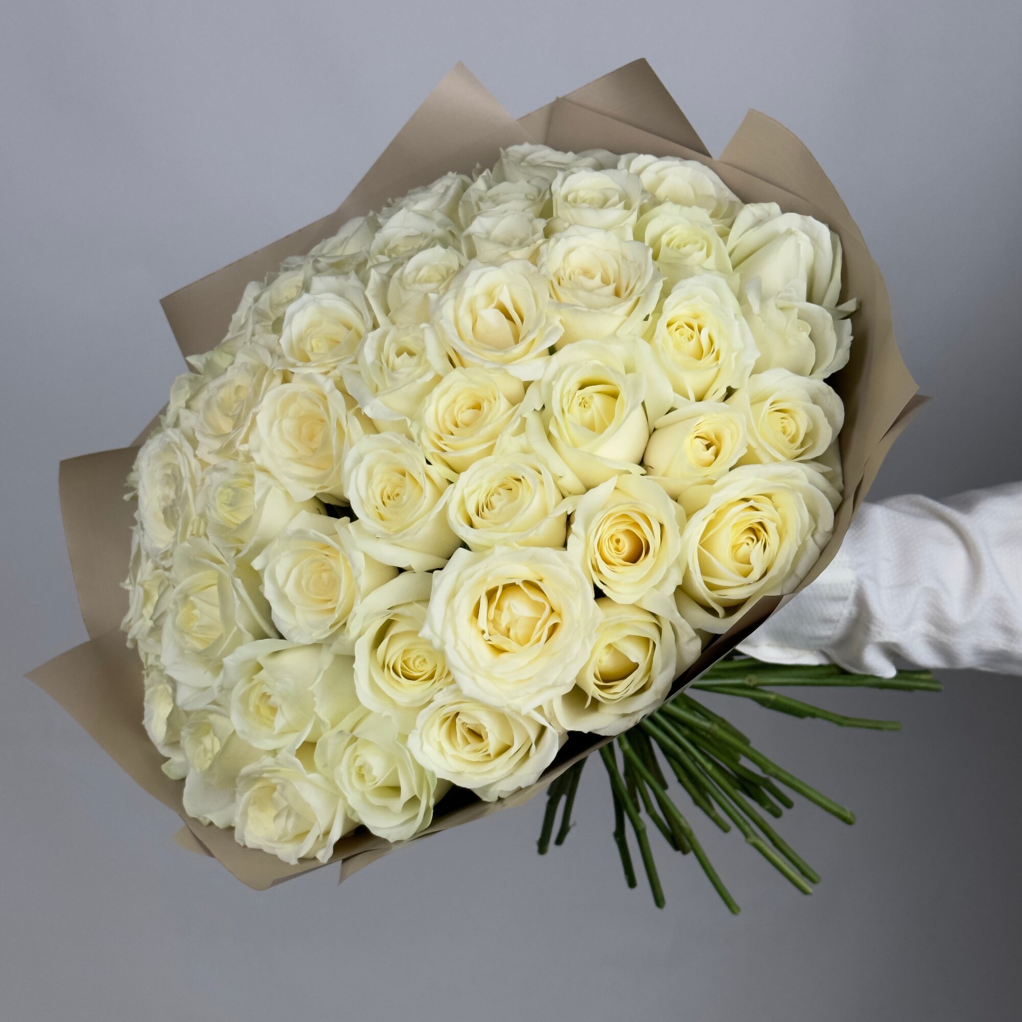 Букет цветов из 51 белой розы Россия 40 см