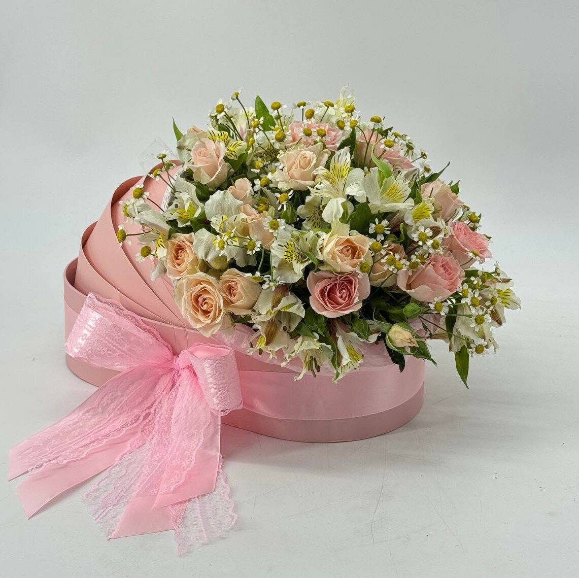 Букет на выписку из роддома для девочки в люльке. Цветы роза кустовая, альстромерия, танацетум