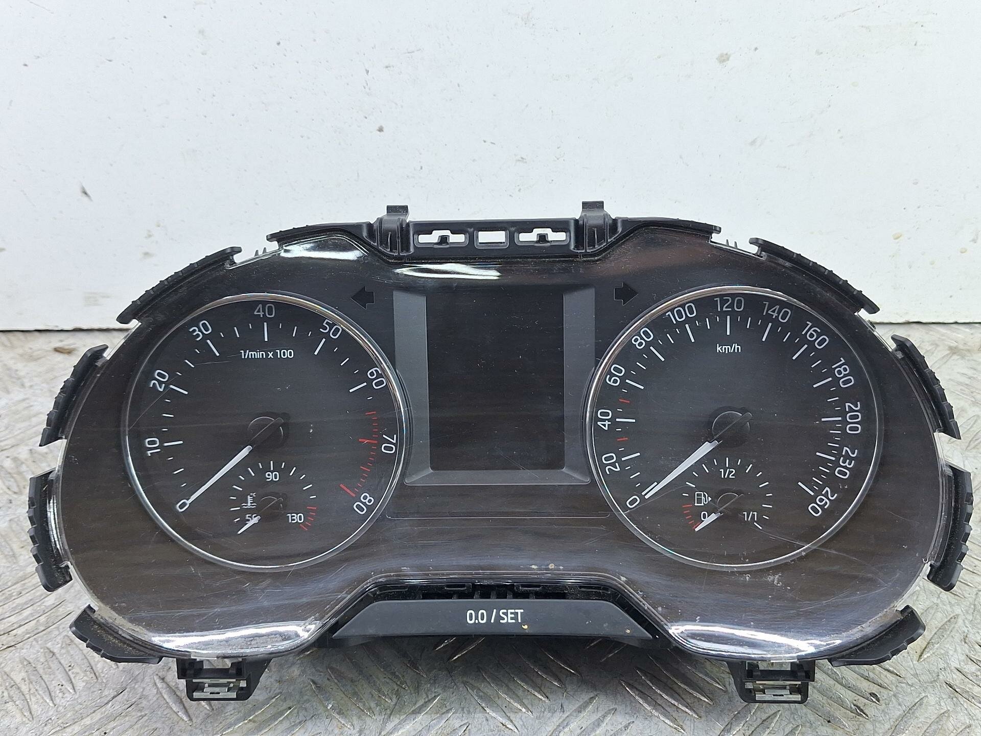 Панель приборов (щиток) Skoda Octavia 3 2016 5E0920780C