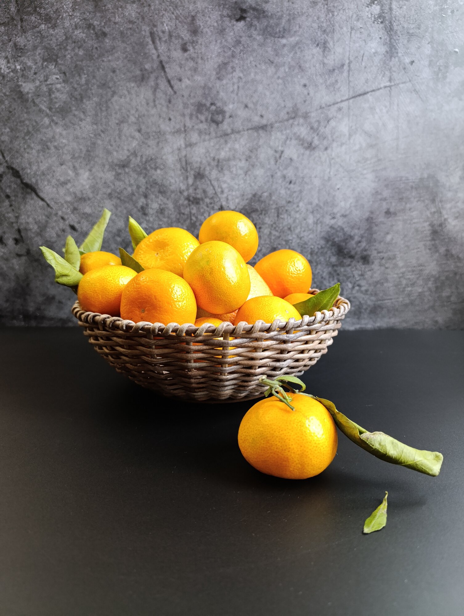 Плетёнка-плошка ручной работы "Русская плетёнка", цвет бежево-серый меланж, 24*24*7 см