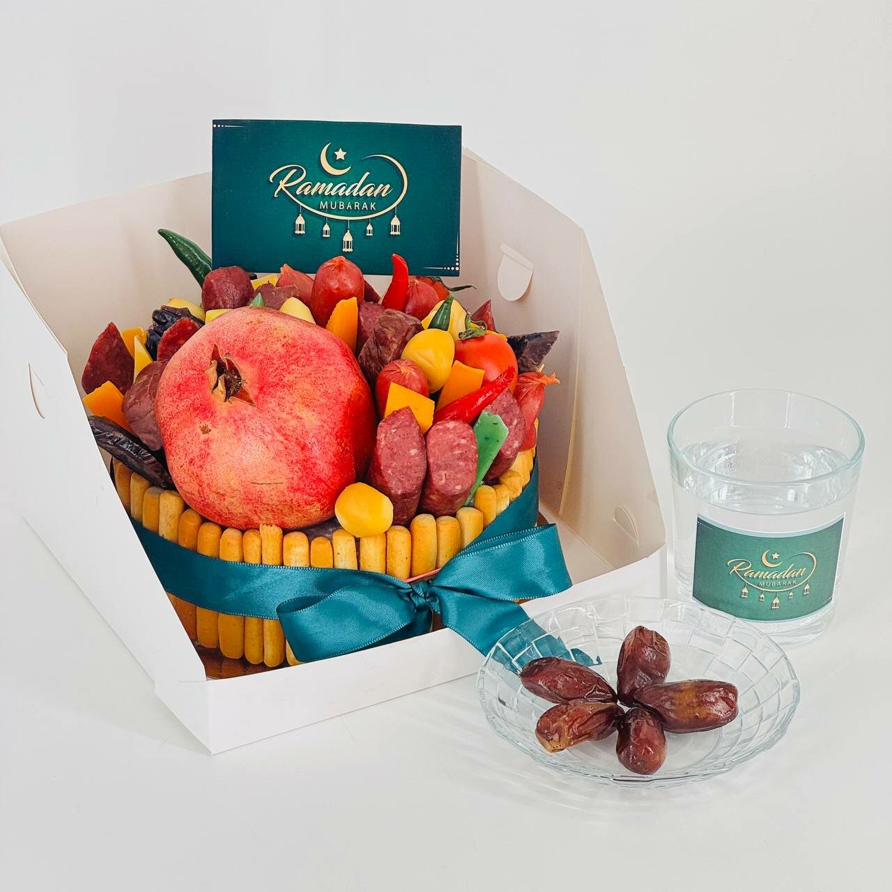 Бенто торт Халяль колбасный с закусками. Подарок на Рамадан