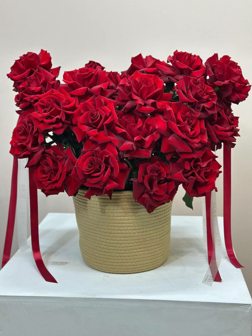 Букет живых цветов NURA FLOWERS, 35 французских роз в плетеной корзинке