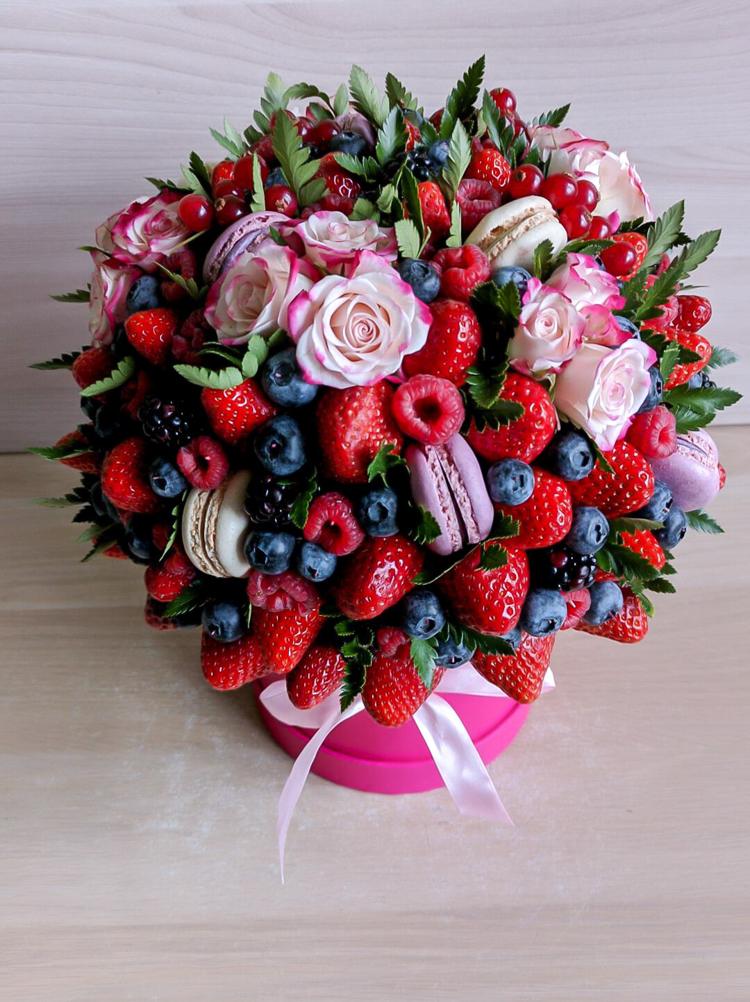 Ягодный букет Eat it bouquet «Розы и Ягоды», макарунс, оформление в шляпной коробке