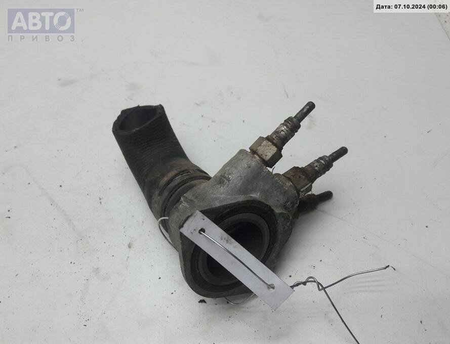 Фланец (тройник) системы охлаждения Volkswagen Golf-4