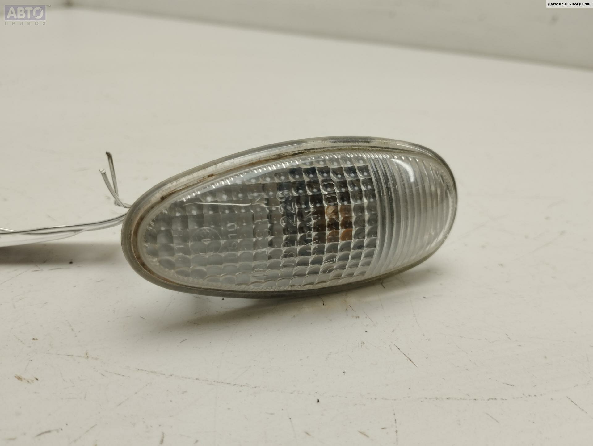 Повторитель поворота левый Mitsubishi Space Wagon (1998-2004)