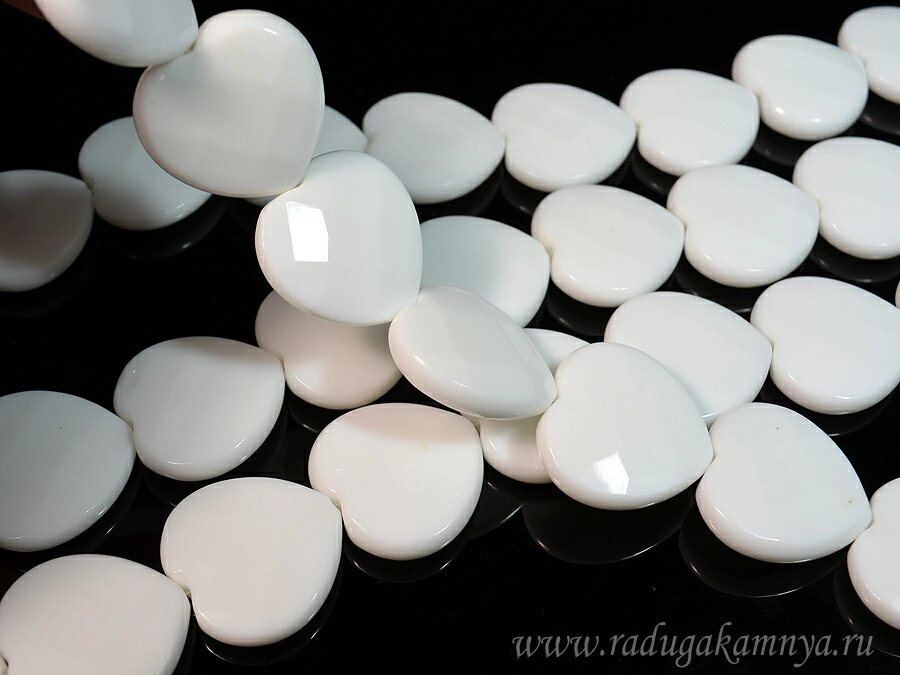 Бусины из агата белого сердце гр.29*30мм, 37см, 13 бусин .