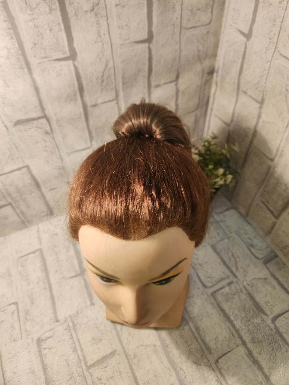 Хвост-Шиньон на крабе, сделан из искусственных премиальных материалов, имеет цвет Русый натуральный