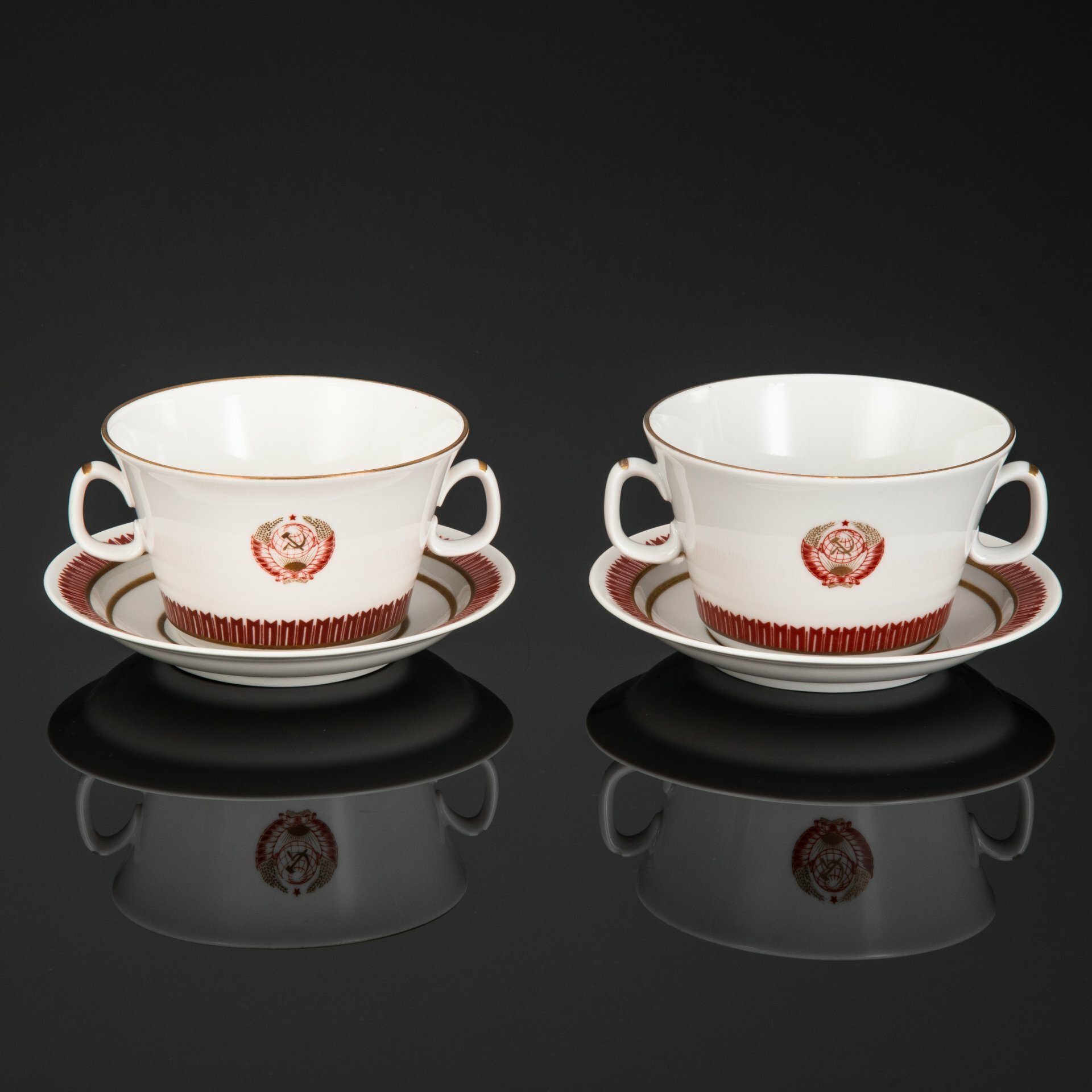 Набор их двух бульонниц из Кремлёвского сервиза с гербом СССР, фарфор, деколь