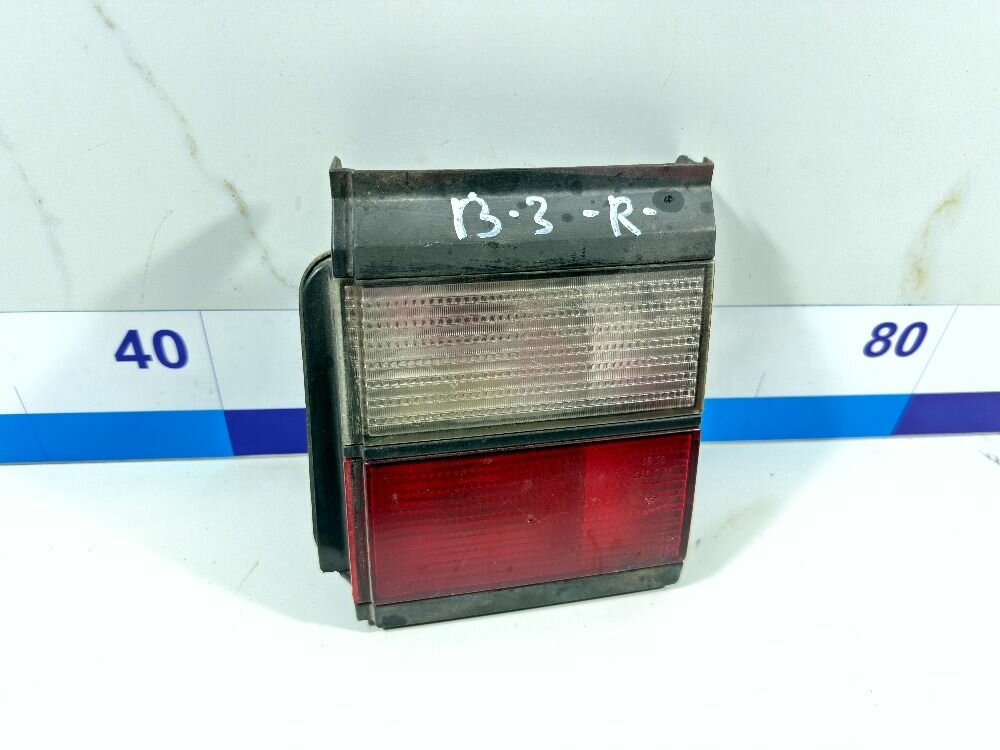 Фонарь задний внутренний правый VW Passat B3 357945108