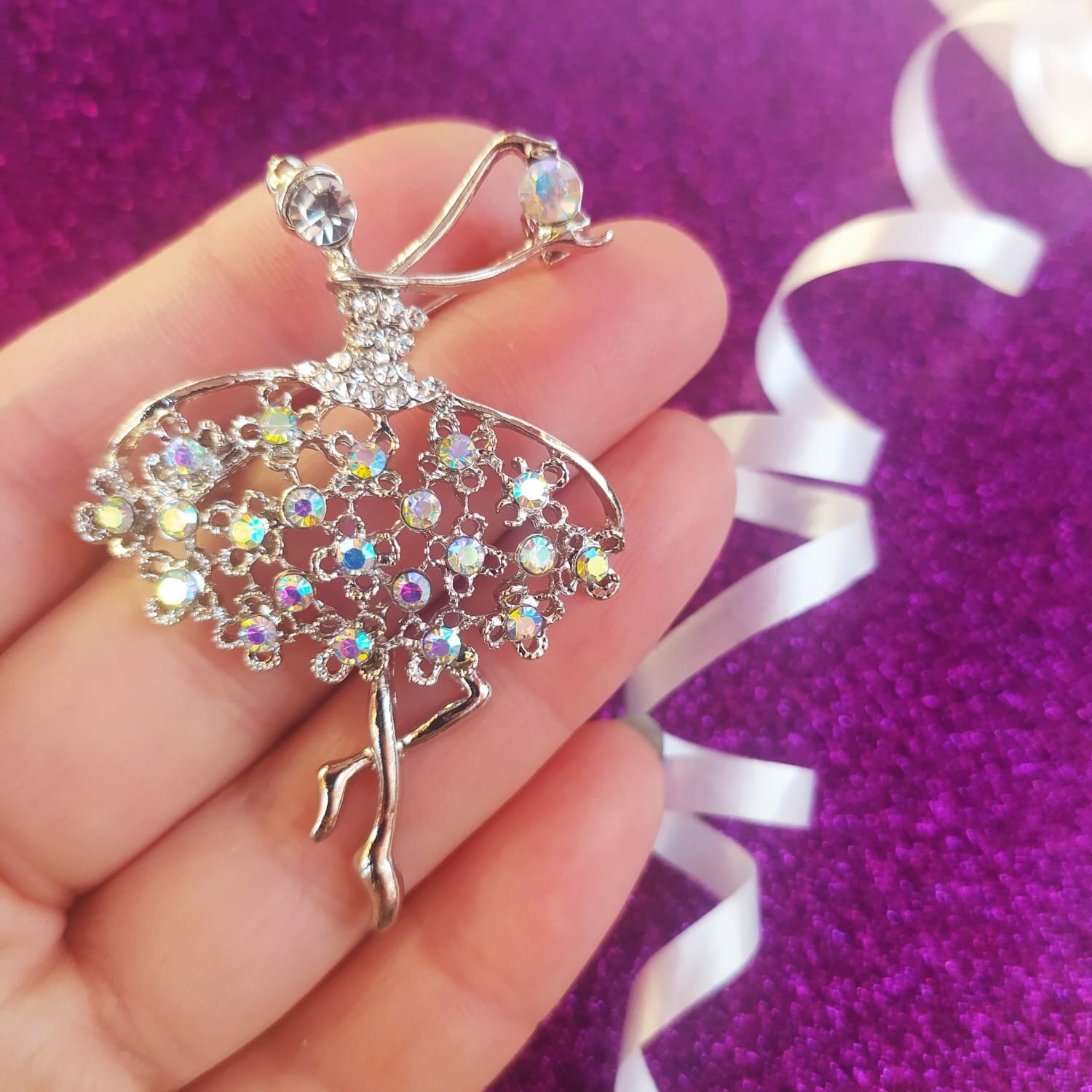 Брошь, стразы