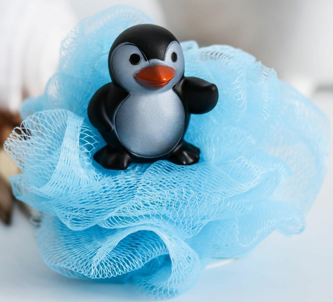 Мочалка-игрушка детская "Пингвин" мягкая губка с петелькой, для купания малышей, от 3 месяцев