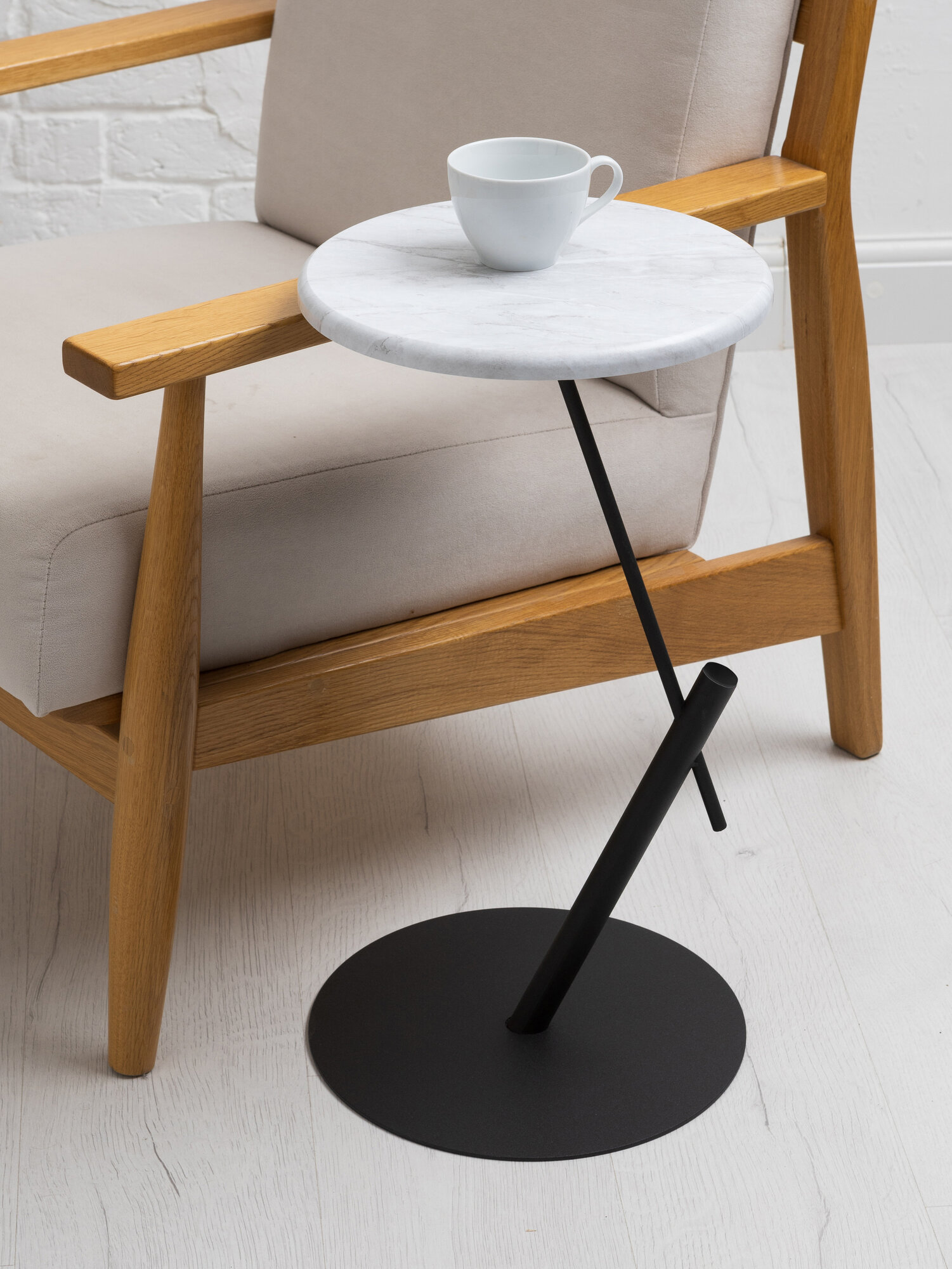 Стол приставной Мебелик круглый МеталлАрт М015 придиванный, цвет белый мрамор/черный