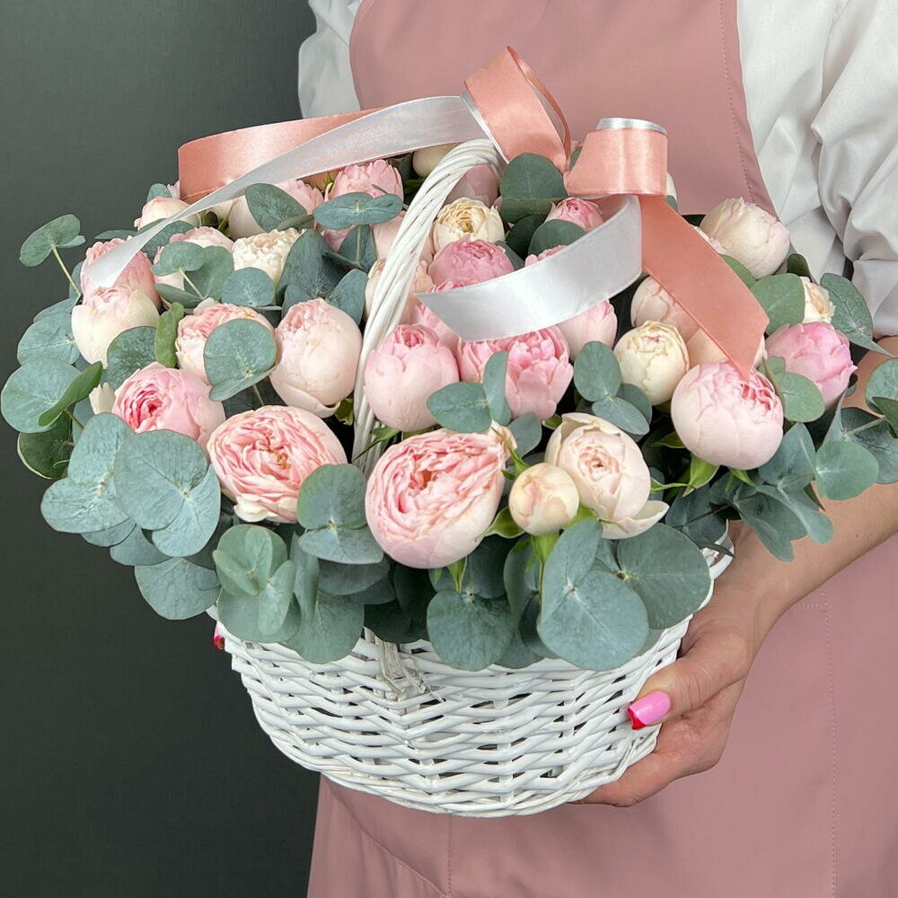 Цветы в корзине. Кустовые пионовидные розы Мэнсфилд Парк и ветки Эвкалипта (М)