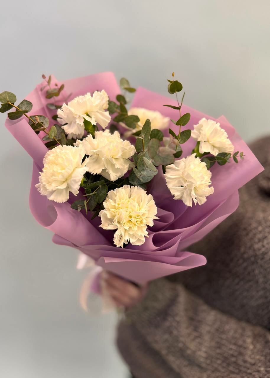 Белые Диантусы в розовой, матовой упаковке, подарят радость и счастье