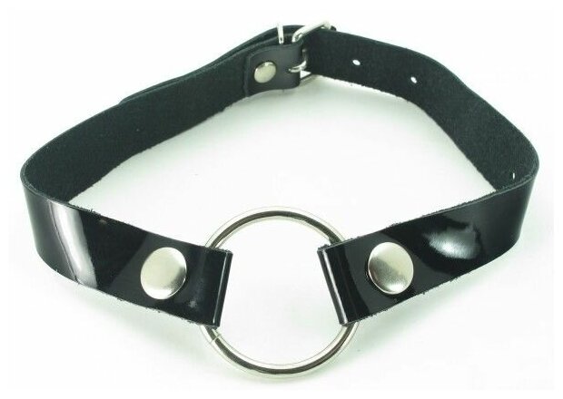 Кляп-кольцо на чёрных лаковых ремешках с кнопками