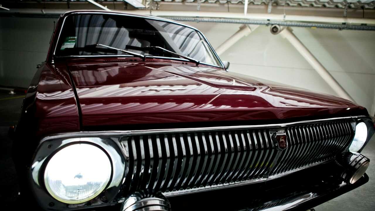 Картина на холсте 110x60 LinxOne "Ретро Volga классика Газ24" интерьерная для дома / на стену / на кухню / с подрамником