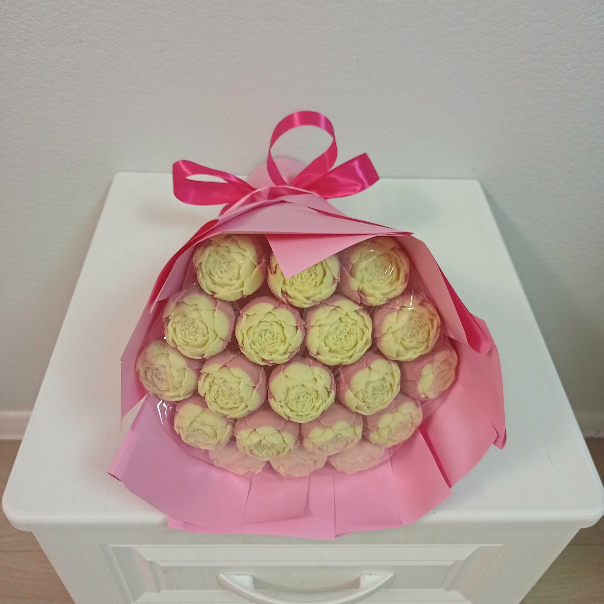 Букет из конфет из шоколада 19 шоколадных пионов 19H78234R15IPP23 KupiWOW