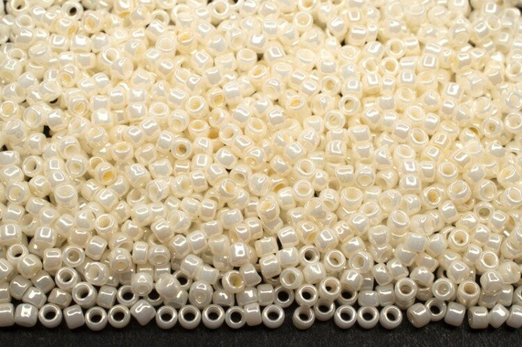 Бисер японский TOHO круглый 15/0 #0122 кремово-белый, глянцевый непрозрачный, 10 грамм
