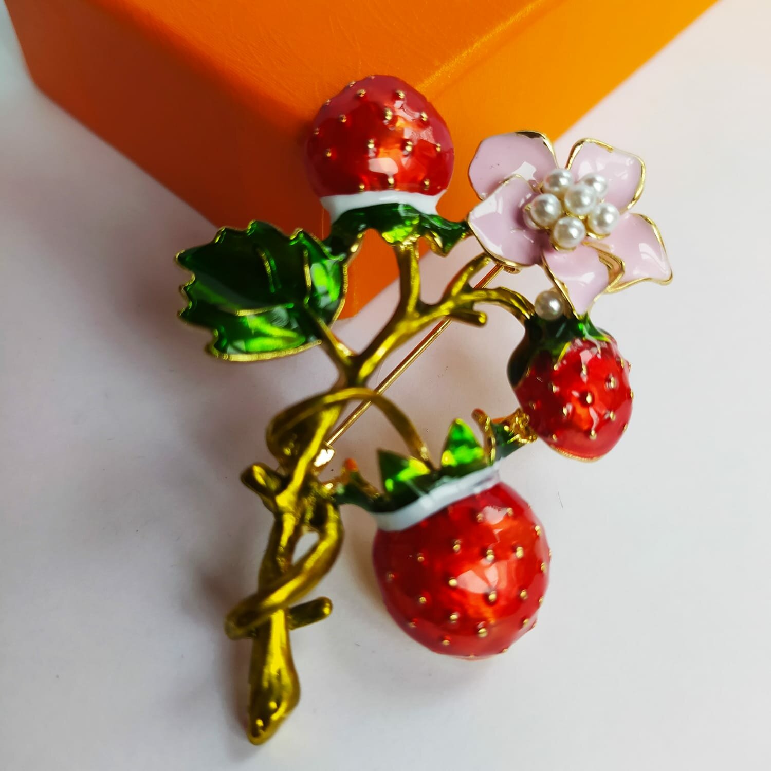 Брошь, пластик, эмаль