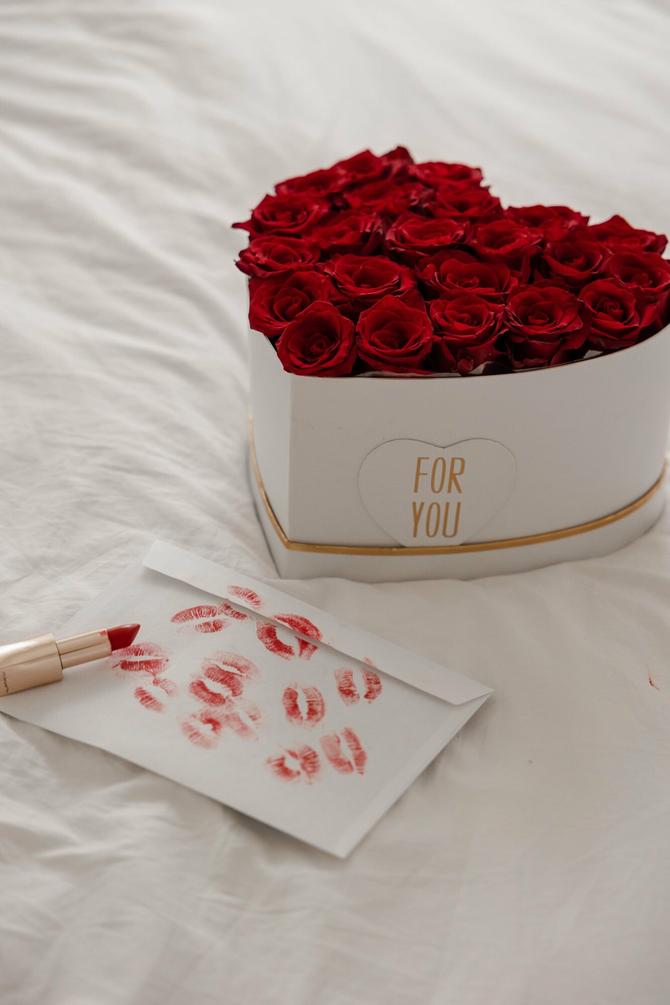 Композиция на 14 февраля сердце из красных роз из 23 штук + шары в подарок !