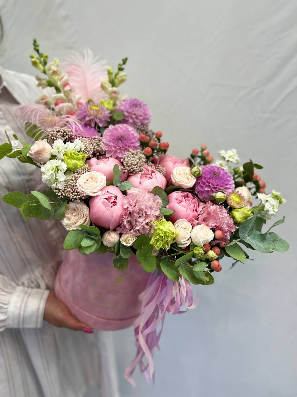 Коробка из пионов и кустовых роз «Очаровашка» - S (до 30 см)