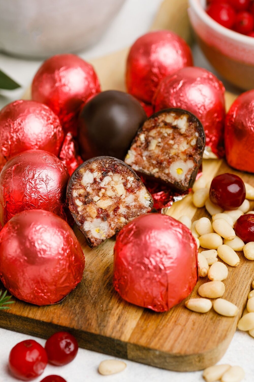 Кедровый грильяж с клюквой 1000 гр в шоколадной глазури