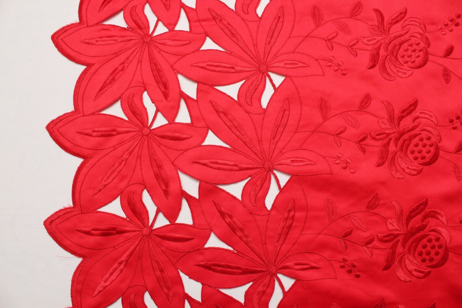 Ткань Вышивка ришелье (perfori) хлопком на сатине ярко-красного цвета, кайма, ш138см, 0,5 м