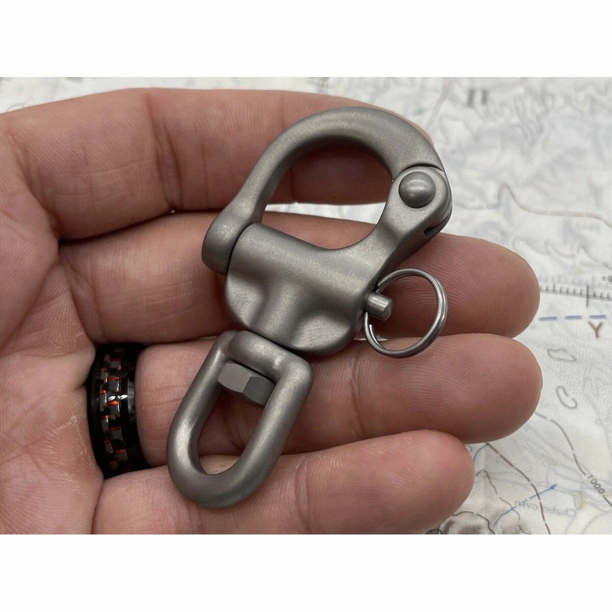 Титановый карабин-серьга с чекой для ключей и снаряжения Maratac Titanium Quick Release Snap Shackle