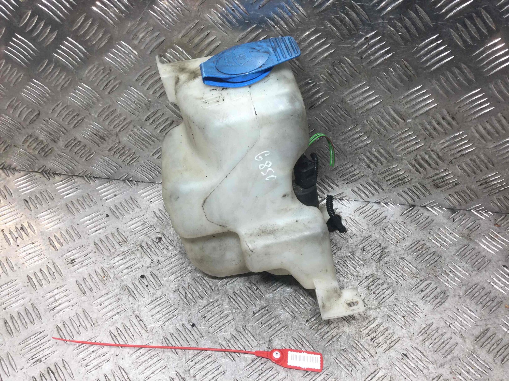 Б/У Бачок омывателя Volkswagen Golf 4 поколение (1997-2004) 2001 г.