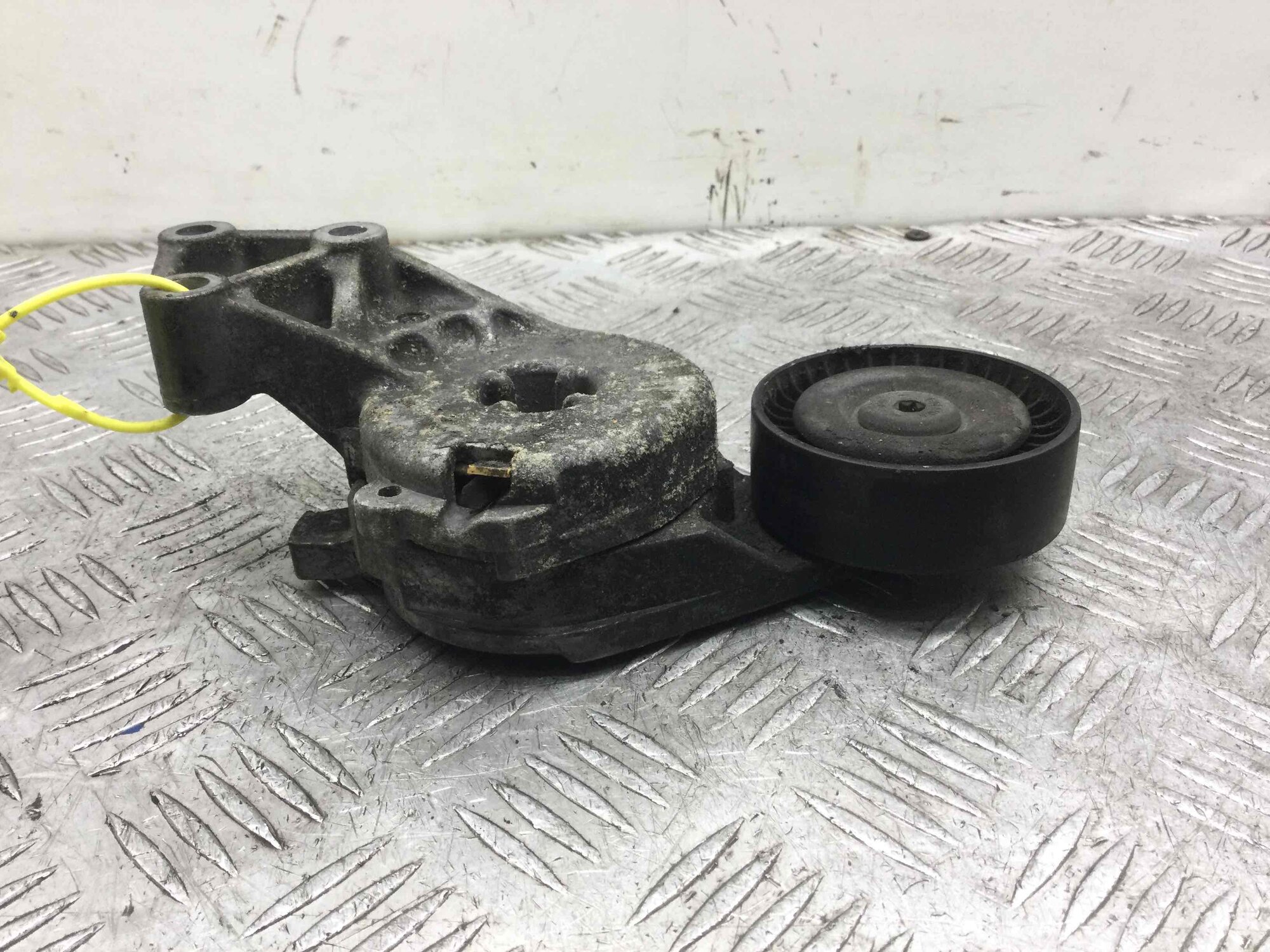 Б/У Натяжитель ремня генератора Volkswagen Polo 3 поколение (1994-2001) 2000 г.