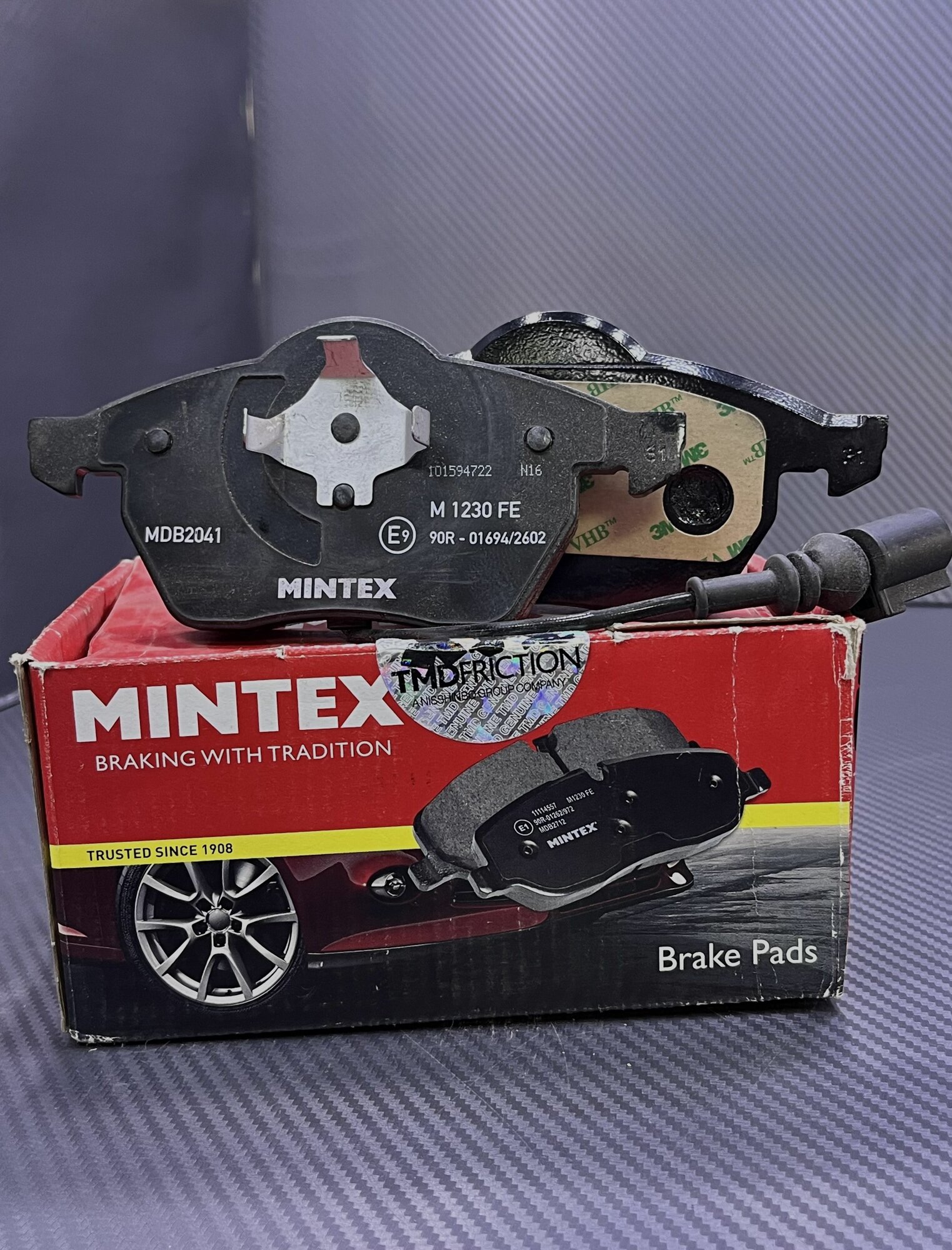 Колодки тормозные дисковые передние, комплект Mintex на а/м марки AUDI / VOLKSWAGEN арт. MDB2041