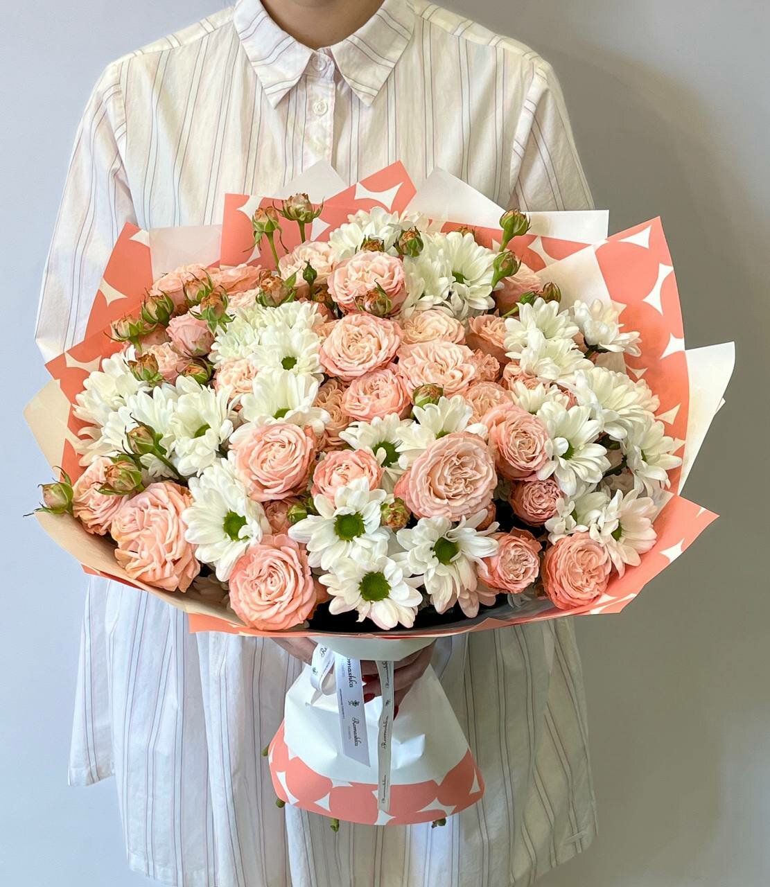 Букет из кустовых хризантем и кустовых роз «Розовый берилл» - M (до 35 см)