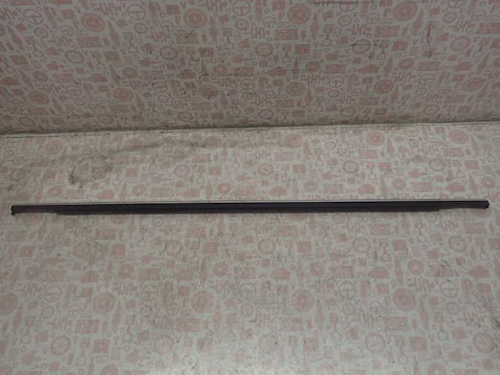 Уплотнитель стекла двери Volkswagen Passat 5 GP 3B4839476 арт. 284175