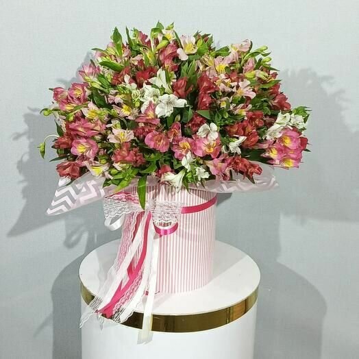 Цветы альстромерии в коробке,51 шт.