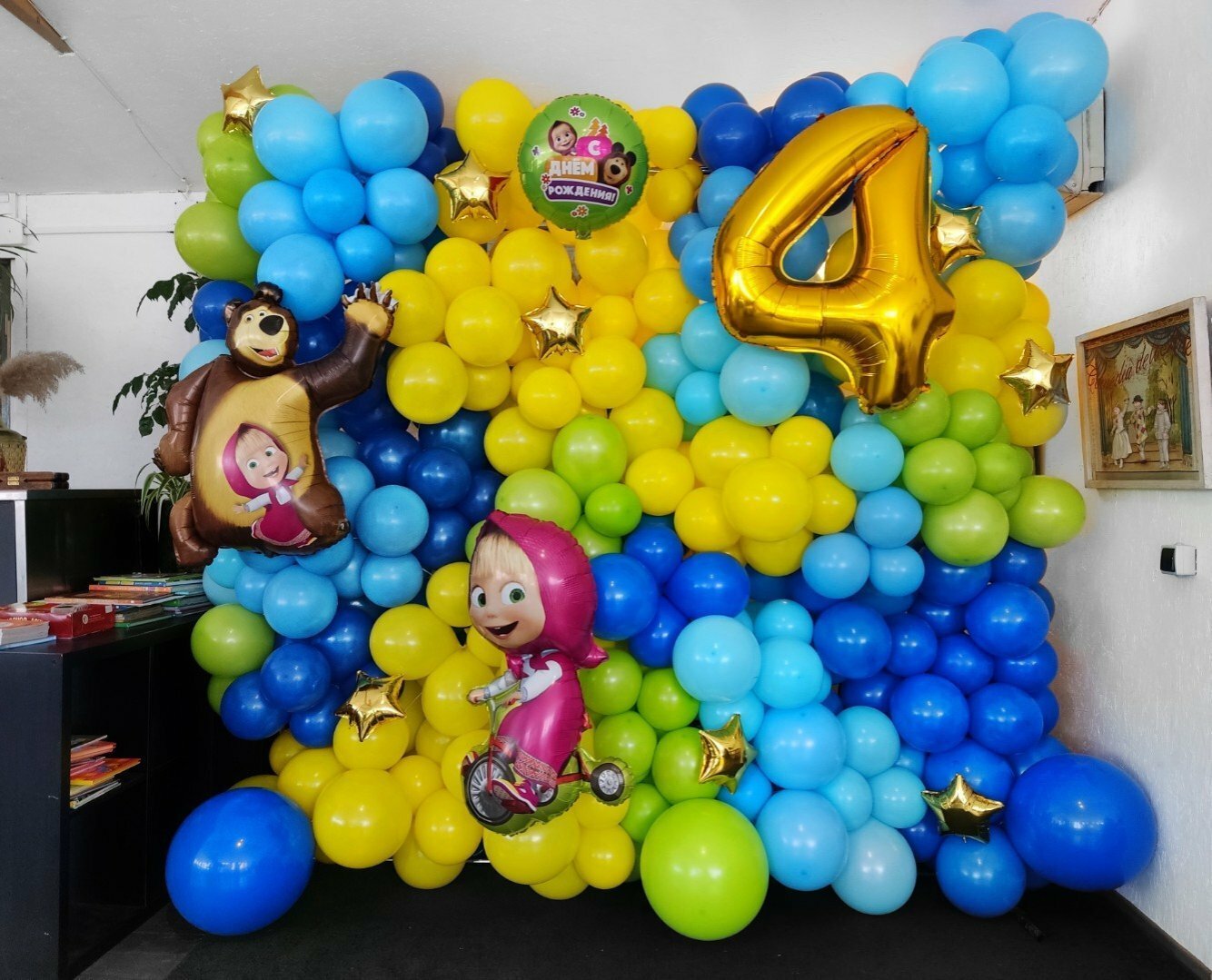 Панно из воздушных шаров в стиле "Маша и Медведь"