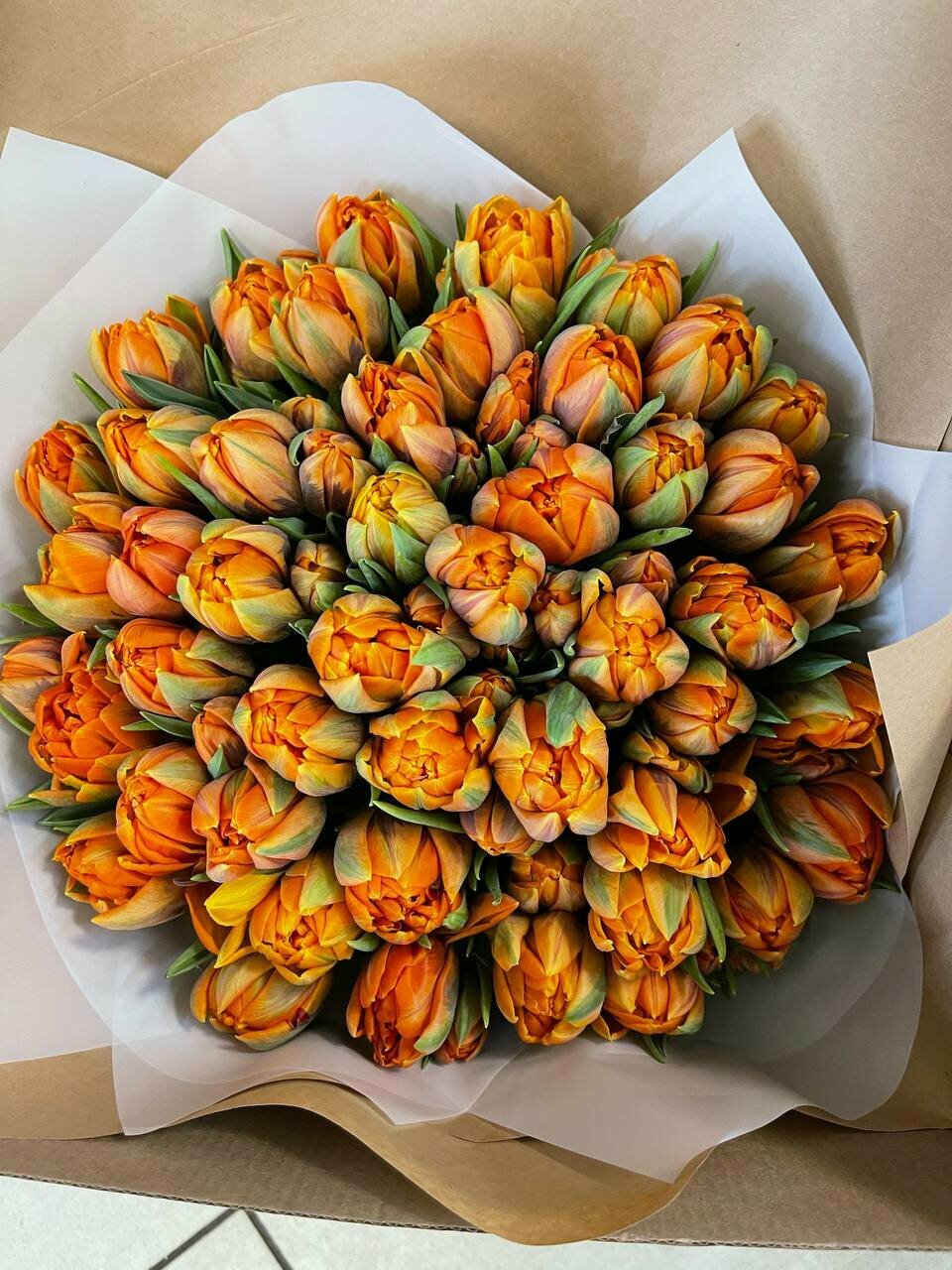 Премиум букет из оранжевых пионовидных тюльпанов 51 шт, премиум цветы, шикарный, красивый букет цветов, тюльпаны белые.
