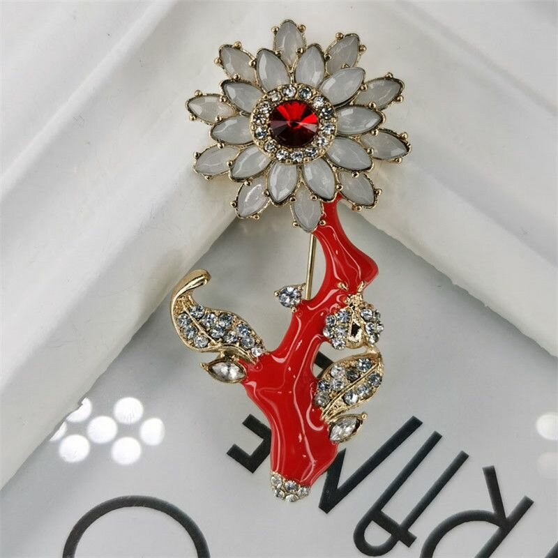 Брошь, стразы