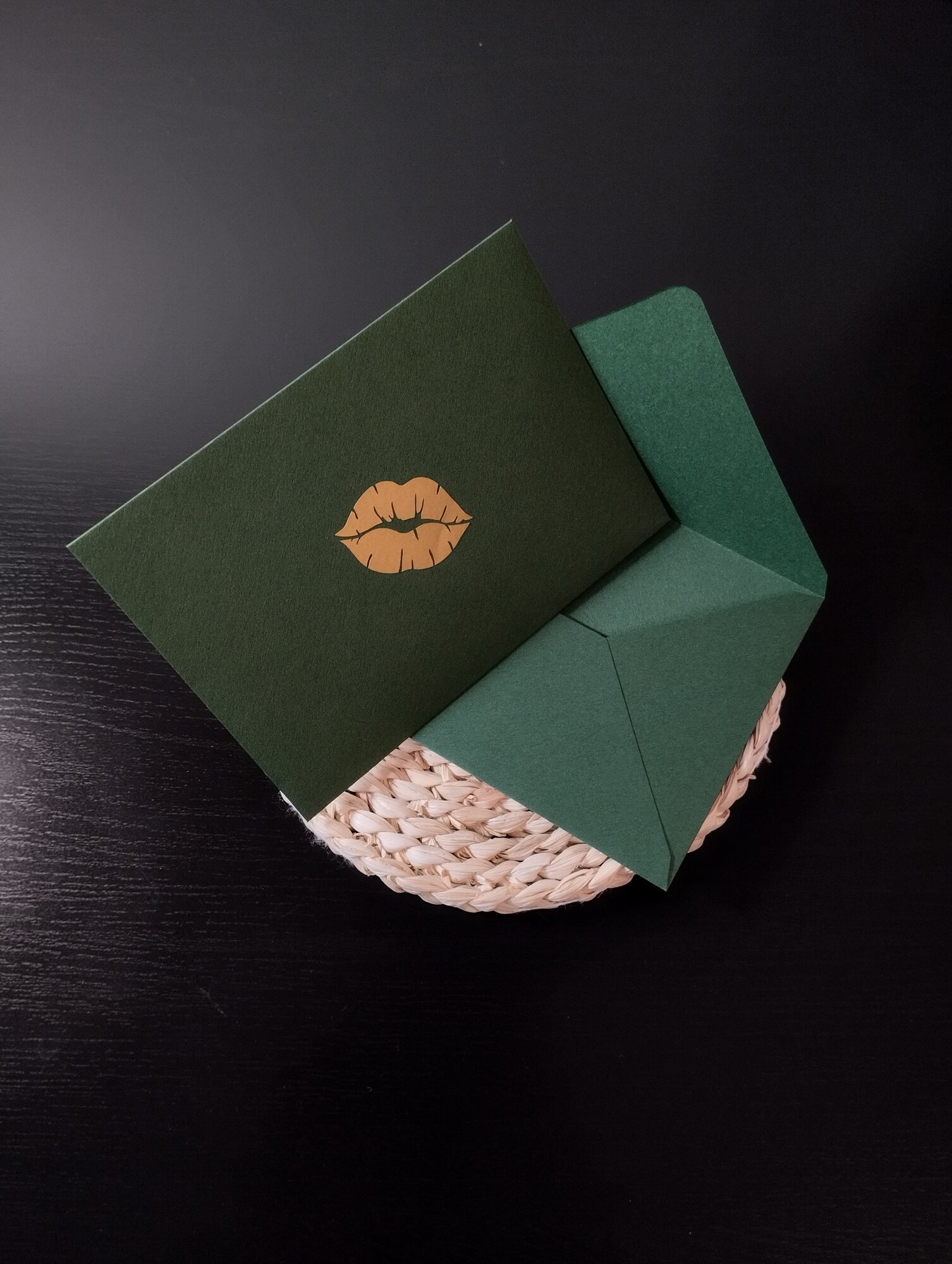 Дизайнерский конверт "Поцелуй" респектабельного зеленого цвета, формат С6 (114 х 162 мм), ручная работа