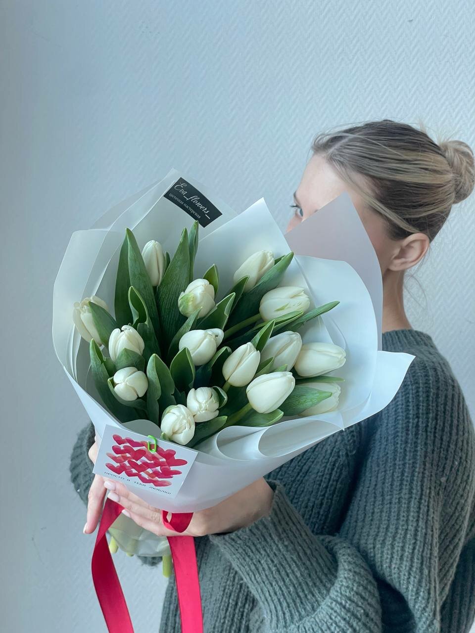 Монобукет "Тюльпаны", размер S, 15 цветов, оформление пленкой