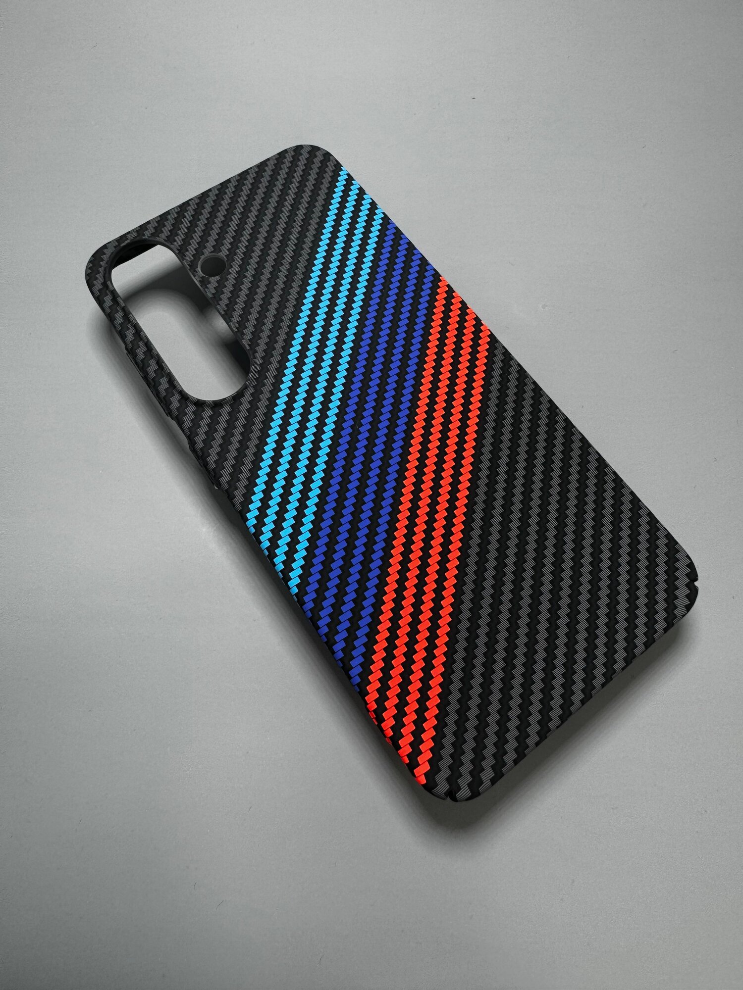 Чехол для Samsung S25 из ударопрочного пластика под карбон Luxo цветной