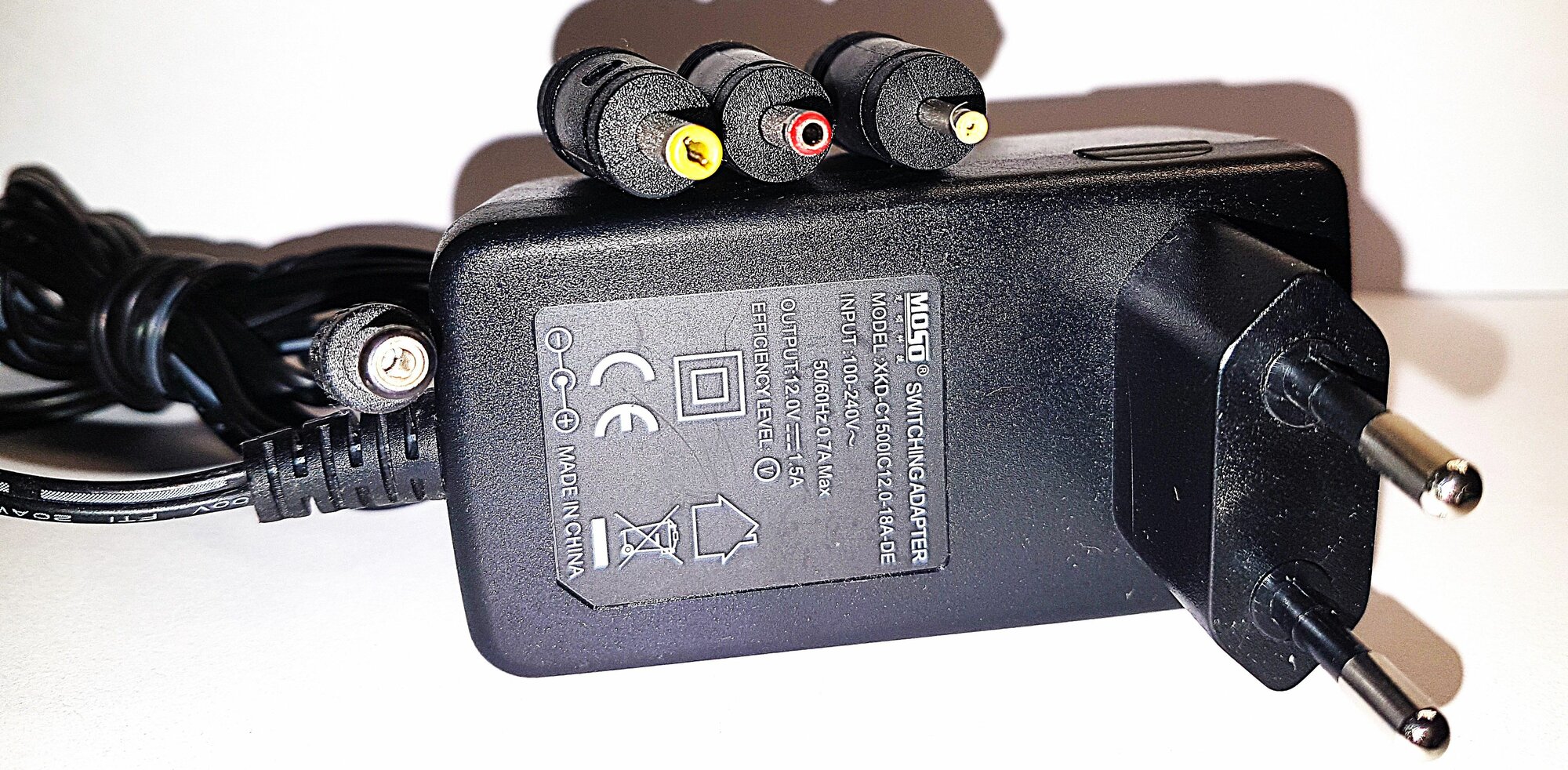 Блок питания MOSO 12v 1,5a (12В 1,5А) стабилизированный. Штекер 5,5 х 2,1. комплект насадок 3 шт.