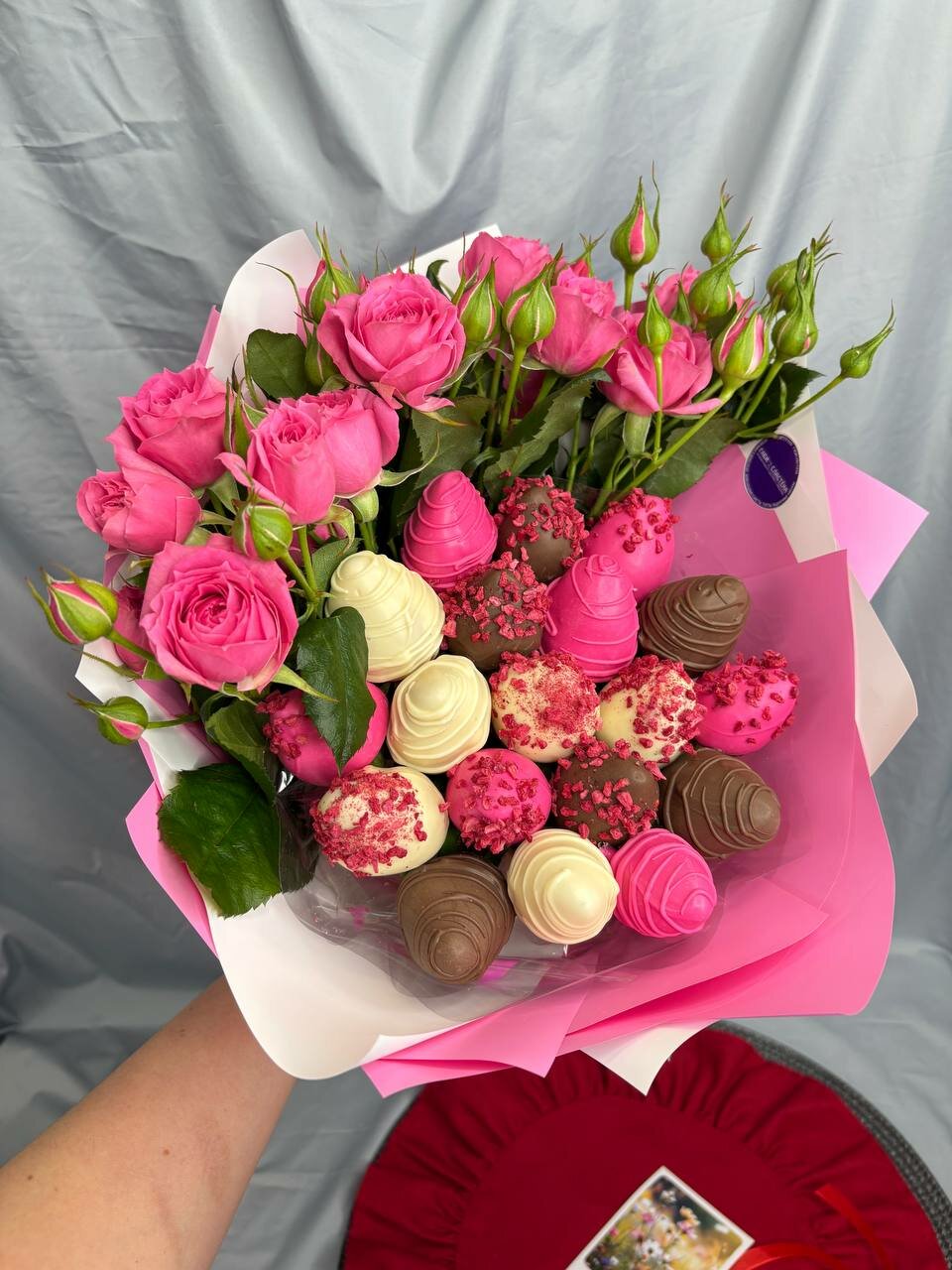 Яркий букет из клубники в шоколаде с цветами. Подарок коллеге, маме , день влюбленных, день рождения