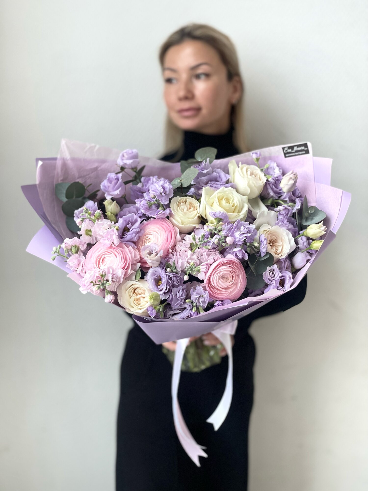 Букет цветов премиум. Ранункулюсы, маттиолы, Эустомы и Розы в упаковке