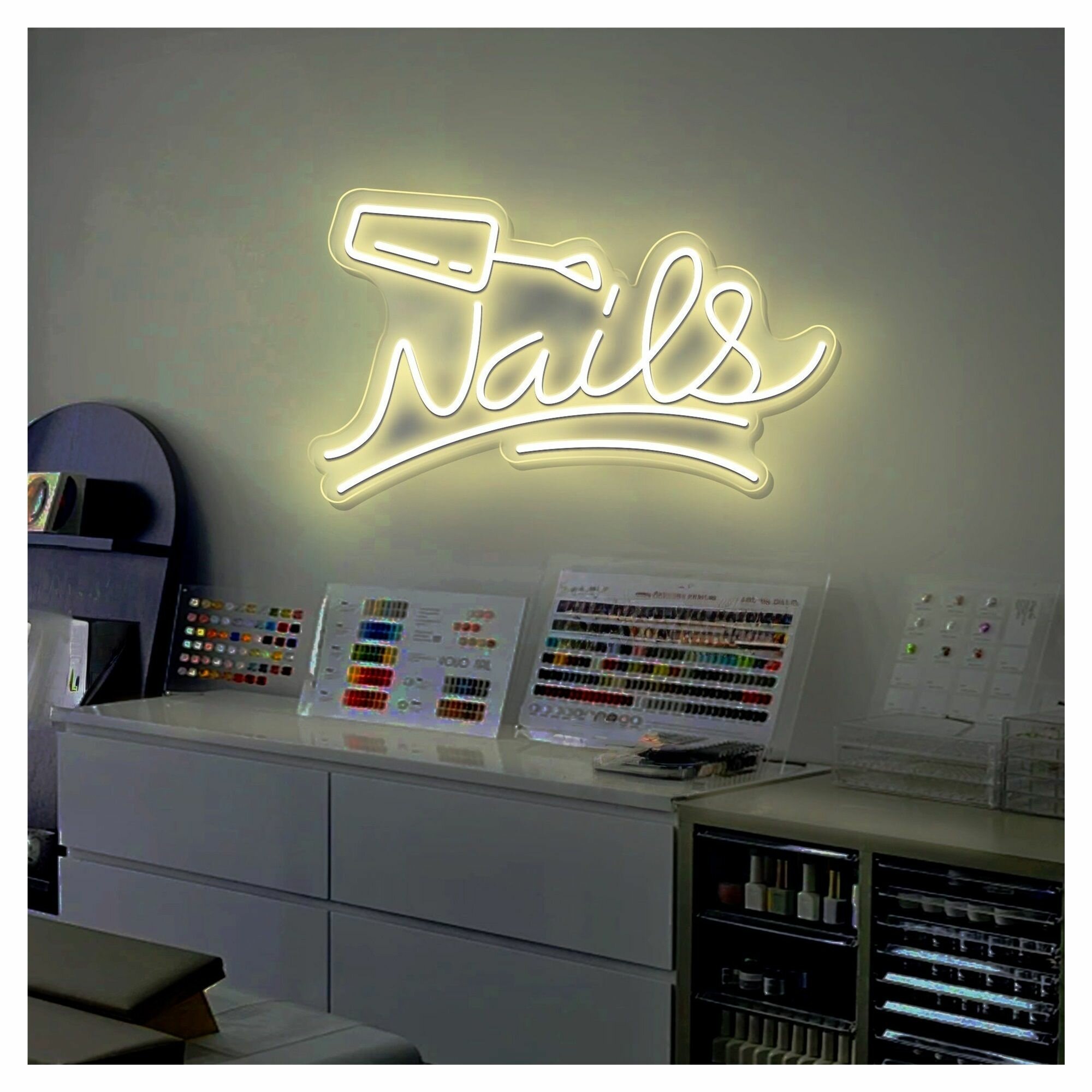 Неоновая Вывеска Маникюрный Салон, 40см